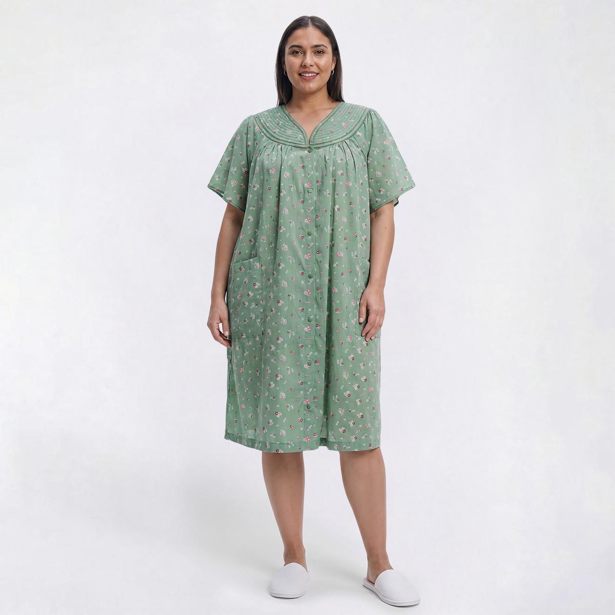 Click here for Plus Size Moon to Noon Trapunto Floral Snap Robe prices